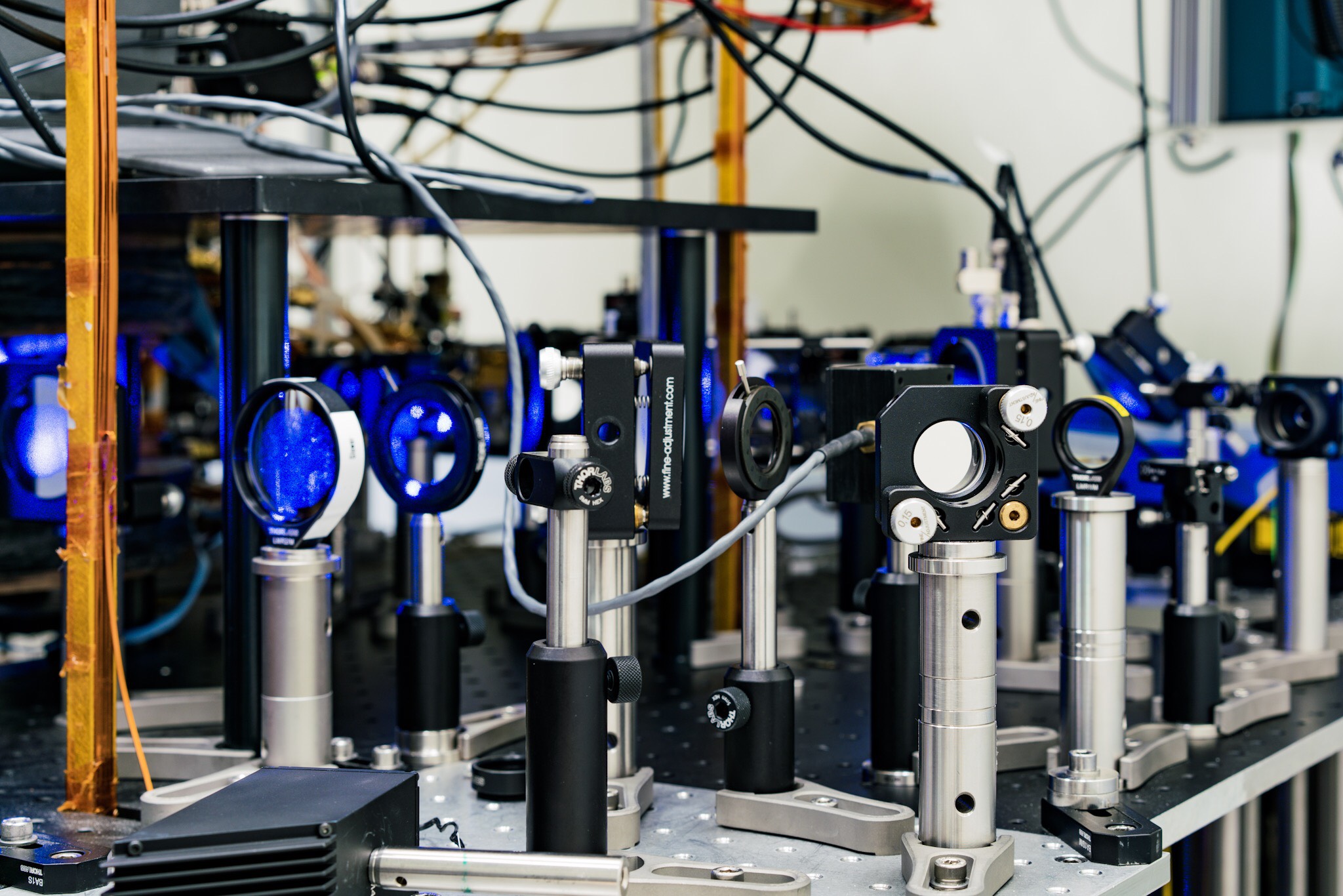 Ultracold Gases & Nanophotonics – Experimental Quantum Physics